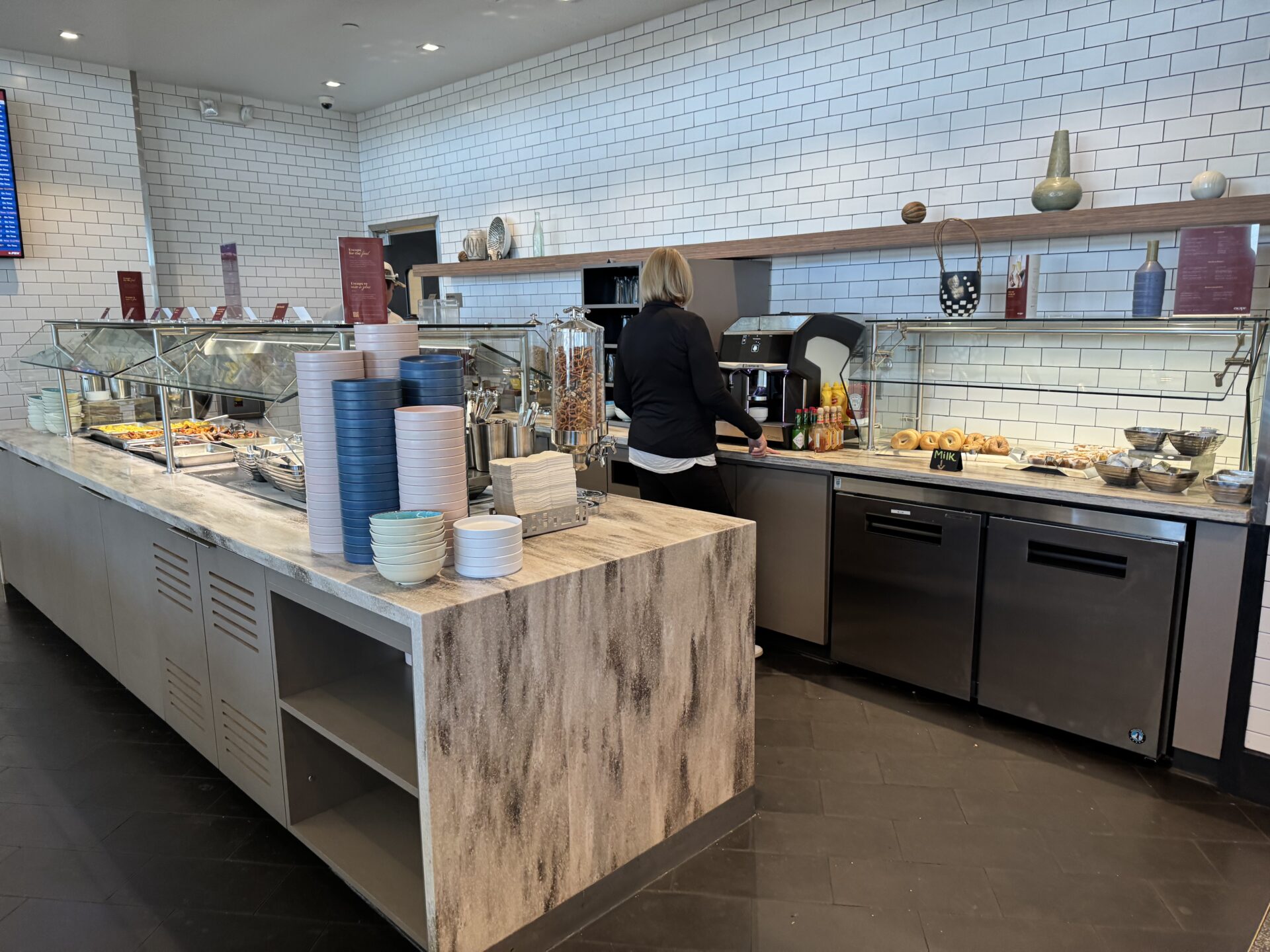 Escape Lounge PHX Sky Harbor Terminal 3 Review
