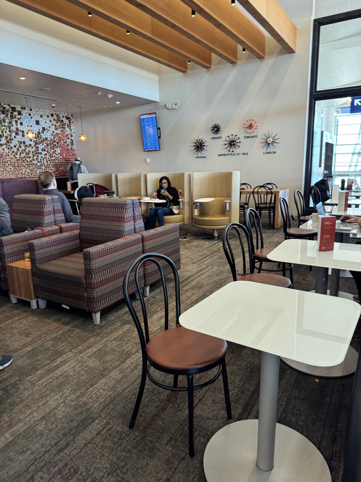 Escape Lounge PHX Sky Harbor Terminal 3 Review
