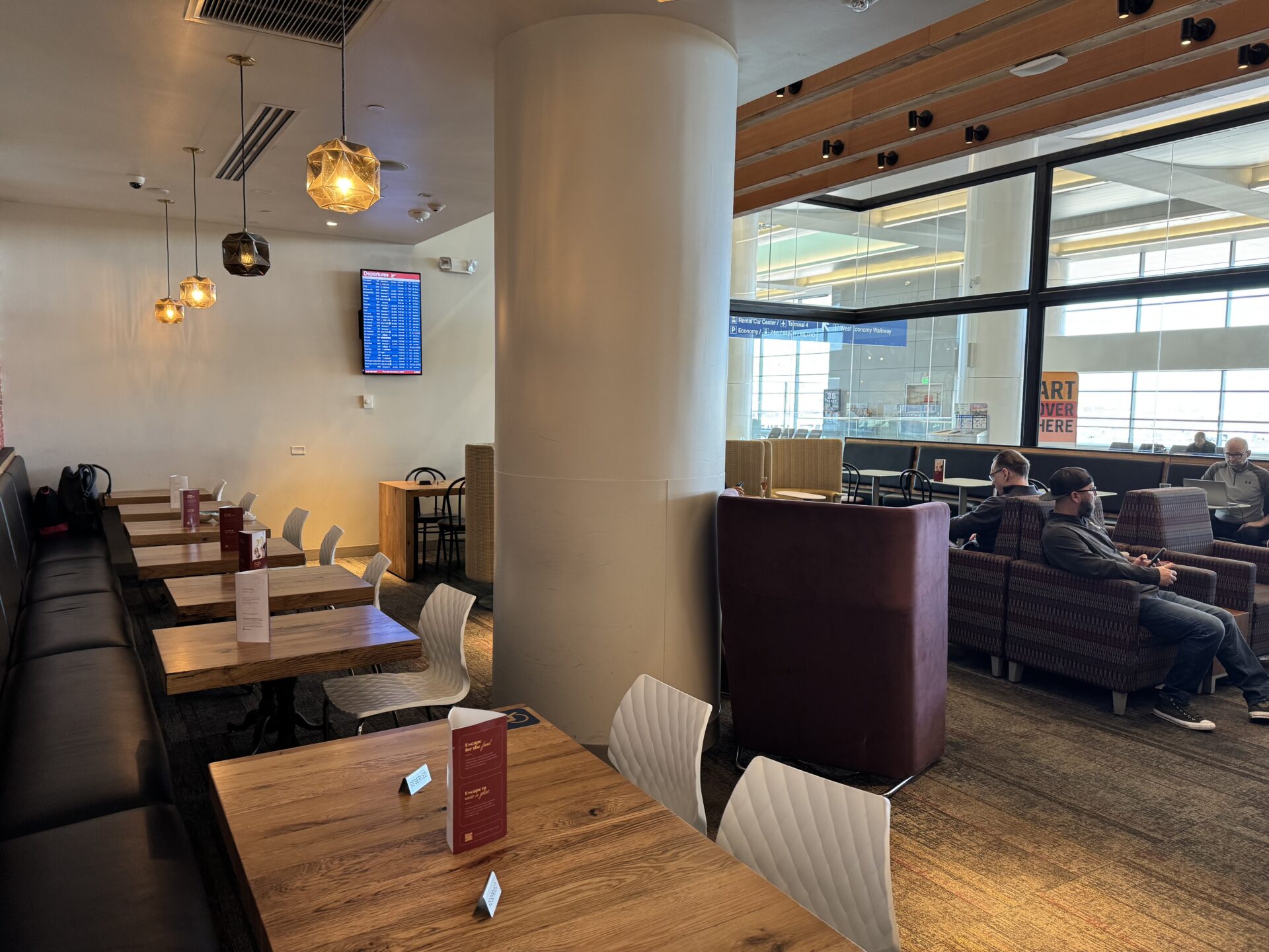 Escape Lounge PHX Sky Harbor Terminal 3 Review